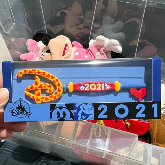 Disney | Toys | Mickey 22 Magic Key Collectible Nwt | Poshmark